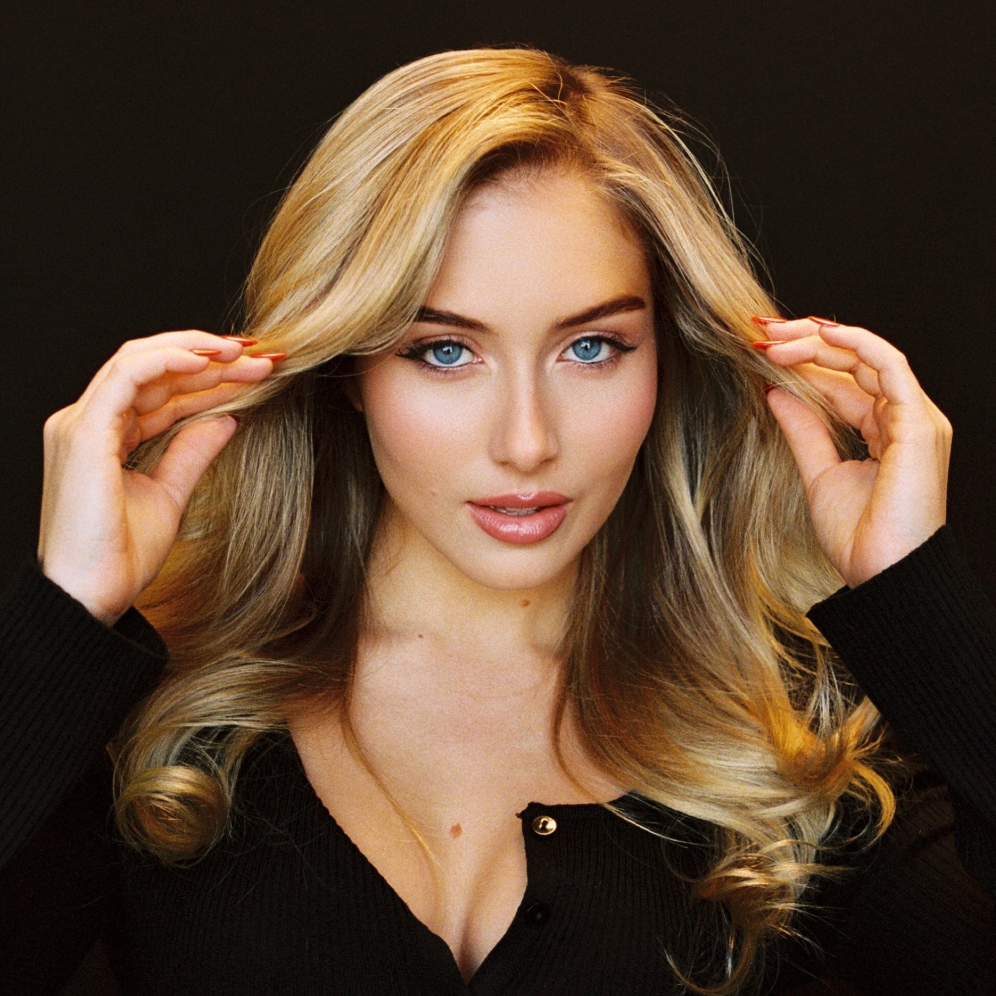 @heloisehut | FanFix